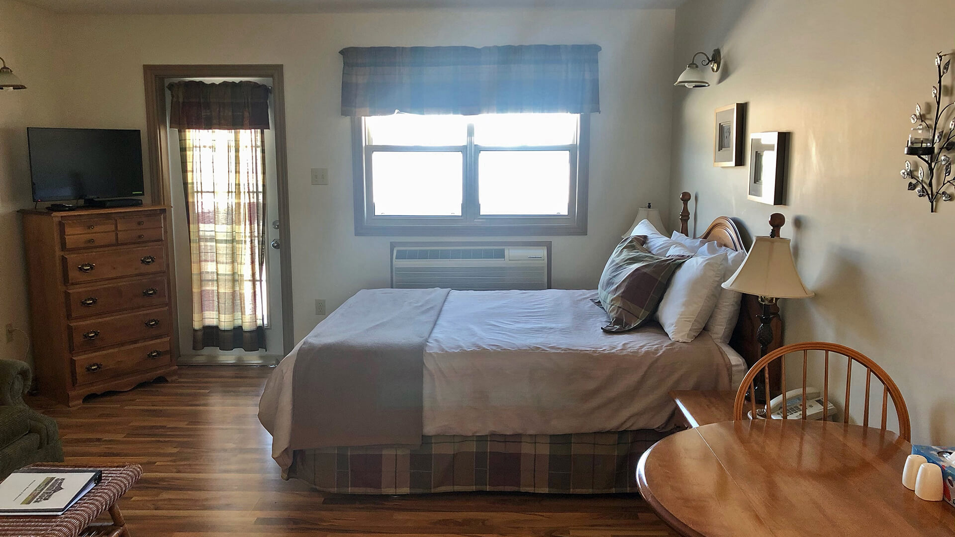 Accommodations - Smith Rock Lodge & Chalets